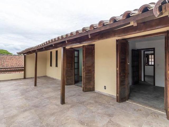 Casa no bairro Sarandi com 4 dormitórios e 4 vagas