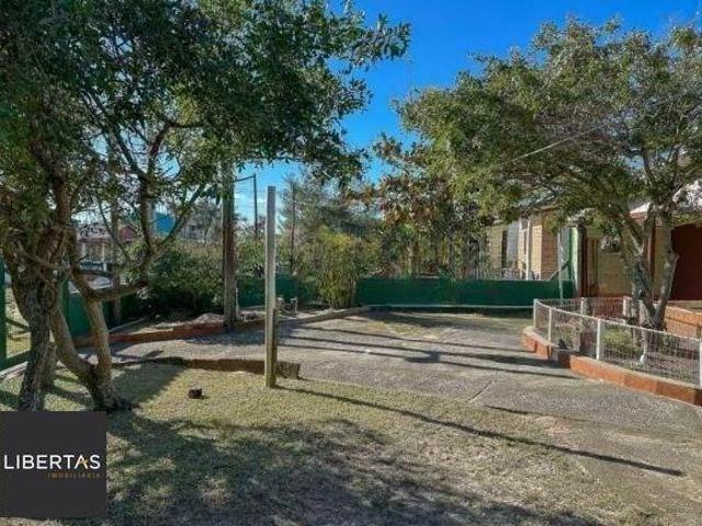 Casa no Balneário de Pinhal de 3 dormitórios e amplo pátio
