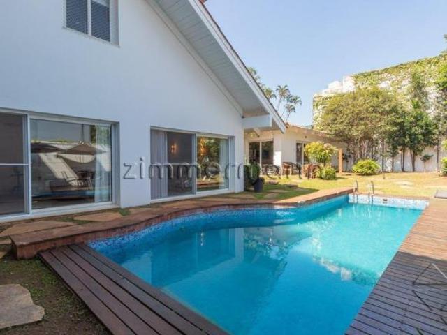 CASA NO BROOKLIN COM 550M² COM PISCINA E CHURRASQUEIRA