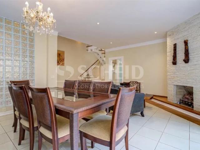 Casa no Campo Belo com 4 Suítes, Jardim e Piscina