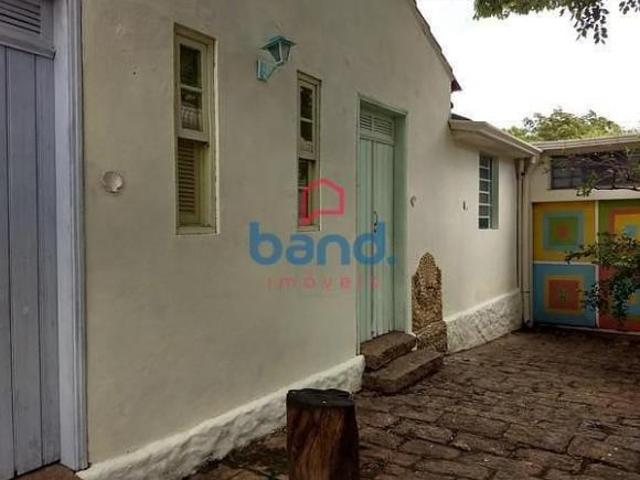 Casa no centro com 3 quartos e barracão