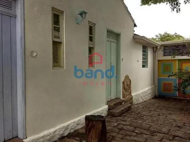 Casa no centro com 3 quartos e barracão