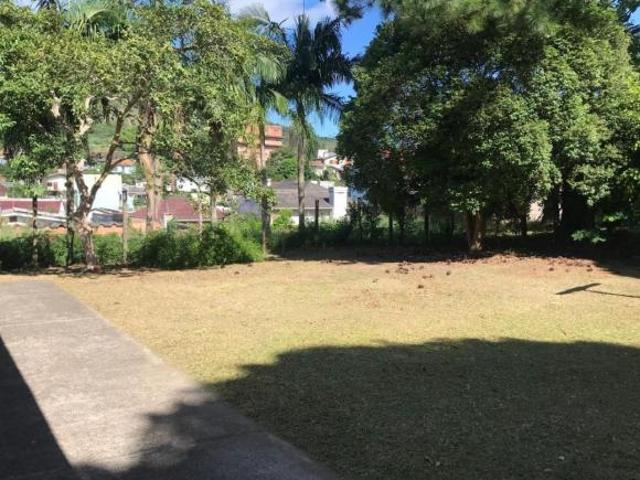 Casa no centro de montenegro com amplo quintal