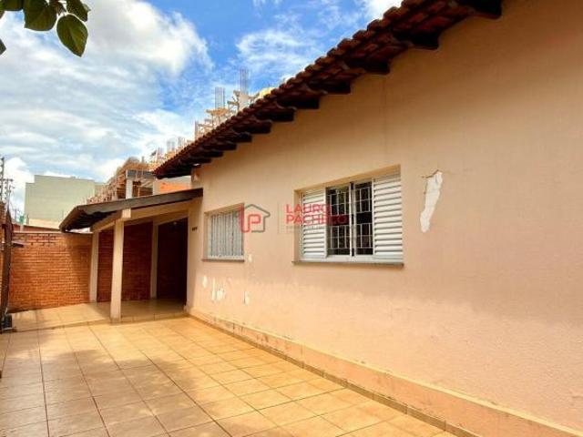 Casa no Centro de Rolândia com Forte Potencial Comercial com 182 m² e Terreno de 300 m²