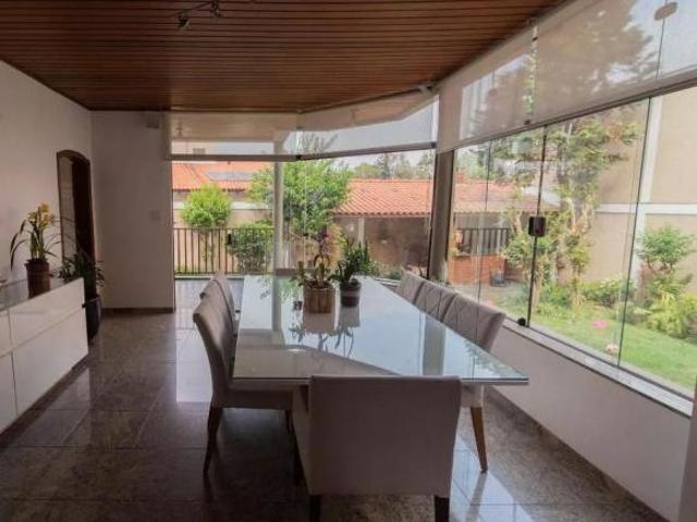 Casa no City America com 383m2 possui 6 vagas de garagem