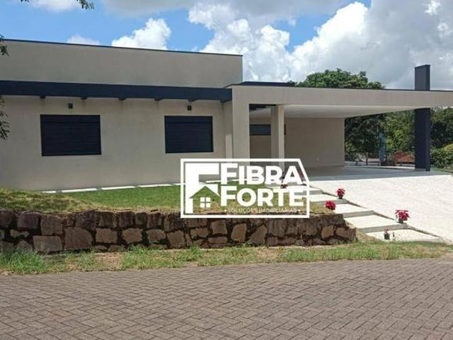 Casa no Clube de Campo Valinhos aceita imóvel na praia como parte de pagamento