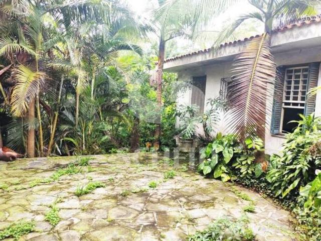 Casa no Cond. Sete Praias, 400m2 construídos: 5 quartos 1 suite, 4 salas, cozinha, edícula e 6 vagas