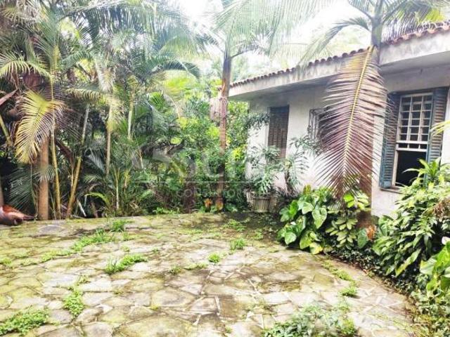 Casa no Cond. Sete Praias, 400m2 construídos: 5 quartos 1 suite, 4 salas, cozinha, edícula e 6 vagas