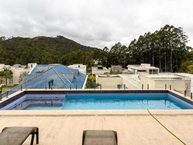 Casa no Cond Villa Solaia Alphaville COM VISTA! 4 suítes, churrasqueira, piscina borda infinita