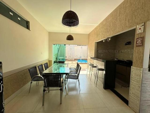 Casa no condomínio com 3 suítes disponível para venda em Uberlândia MG
