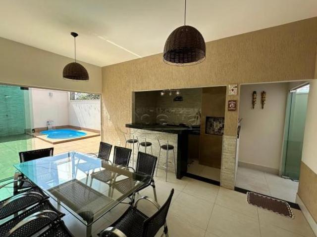 Casa no condomínio com 3 suítes disponível para venda em Uberlândia MG