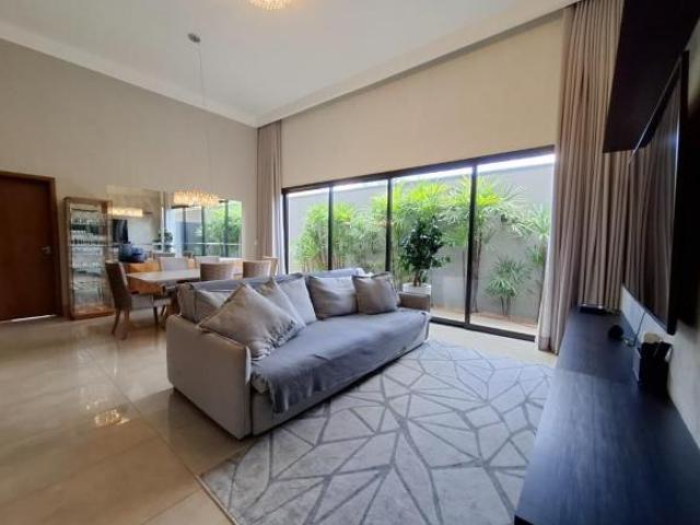 Casa no condomínio CONDOMINIO TERRAS DE SIENA para venda com 3 quartos, sendo 3 suítes, 250m²