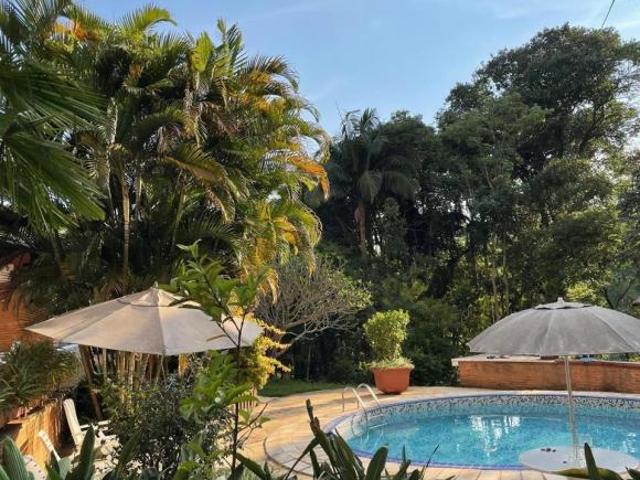 Casa no condomínio Condomínio Granja Velha para venda e locação com 5 quartos, sendo 2 suítes, 369m²