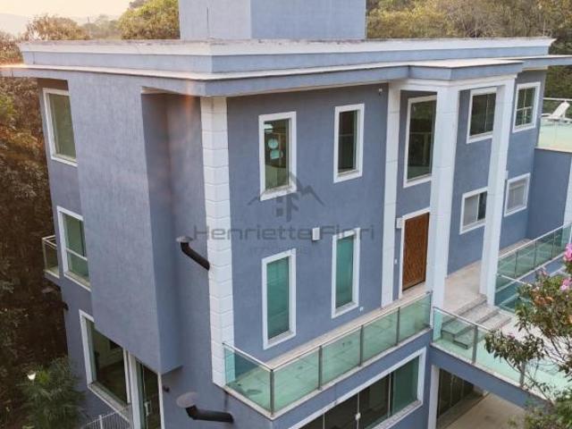 Casa no condomínio Alpes da Cantareira com 3 suítes e piscina coberta