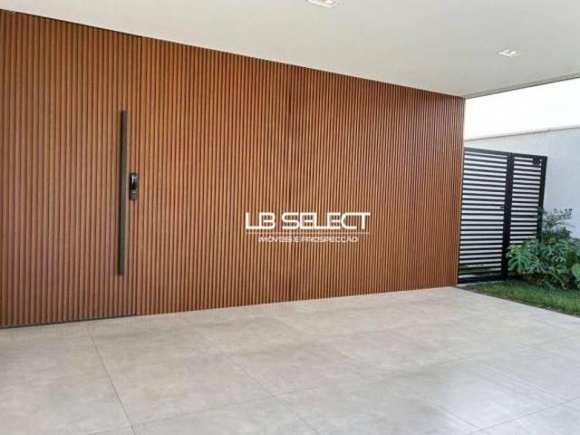 Casa no Condomínio Alphaville com quatro suítes e varanda gourmet
