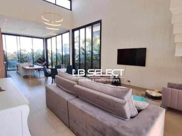 Casa no Condomínio Alphaville II com quatro suítes e área gourmet