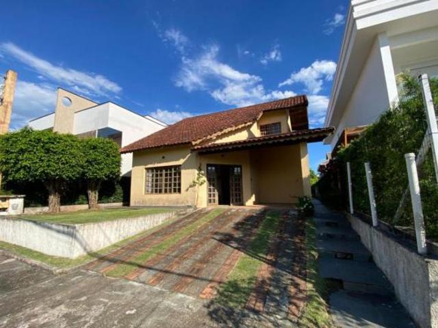 Casa no condominio Bougainville 2, em Peruíbe. Possui 04 quartos sendo 02 suítes