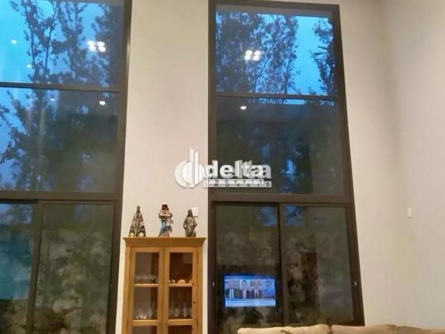 Casa no condomínio Bosque Karaiba disponível para locação e venda em Uberlândia MG