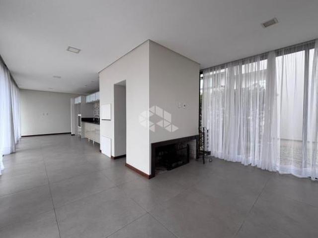 Casa no condominio Belle Ville com 03 dormitórios, sendo 01 suíte com closet