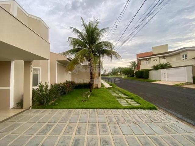 Casa no Condomínio Damha III com 04 quartos