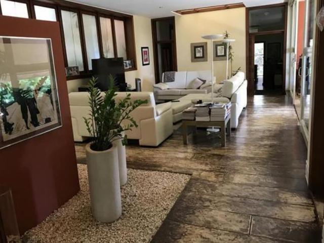 Casa no Condomínio Debora Cristina com 04 dormitórios
