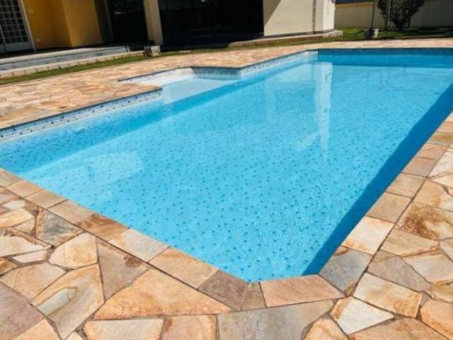 Casa no Condomínio Flamboyant em Atibaia com 4 suítes sendo 2 com hidro e sacadas. Piscina, área gou