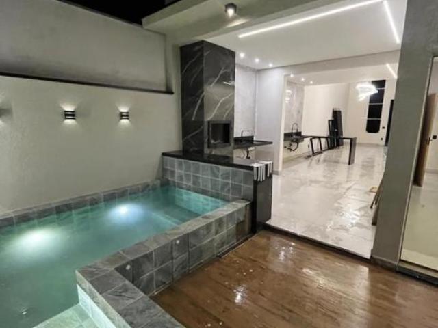 Casa no Condomínio Horto Florestal Villagio, com piscina mais 3 dormitórios