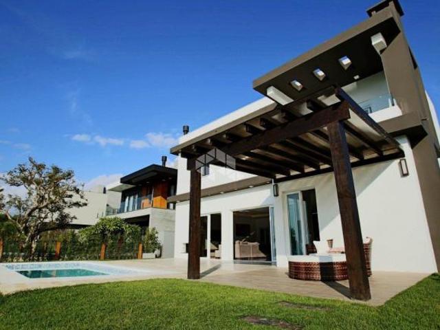 CASA NO CONDOMÍNIO ILHAS PARK COM CINCO SUITES E ACESSO AO RIO