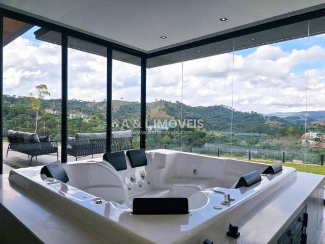 Casa no Condomínio Iporanga em Campos do Jordão com 4 suítes