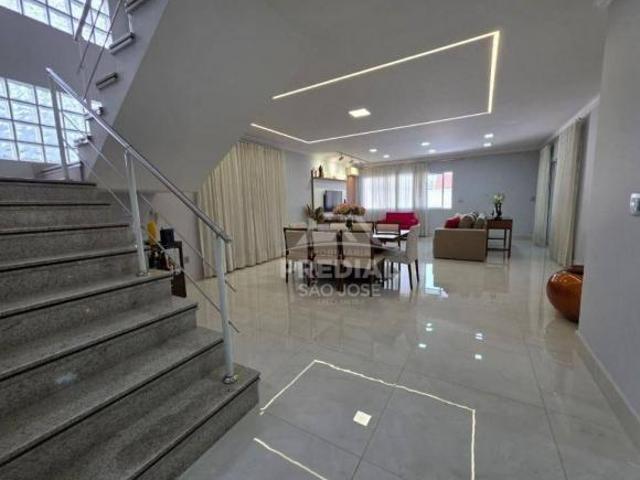 Casa no Condomínio Jardim das Colinas com 4 suítes