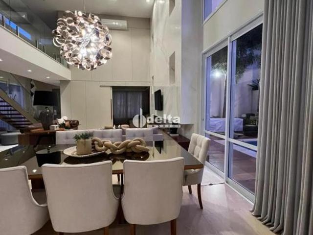 Casa no condomínio Jardim Versailles disponível para locação e venda em Uberlândia MG