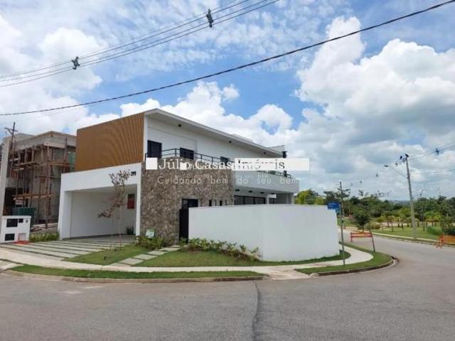 Casa no Condomínio Ondina