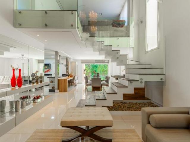 Casa no Condomínio La Villette, 03 Quartos, 04 Vagas, Quintal, São Braz, Curitiba