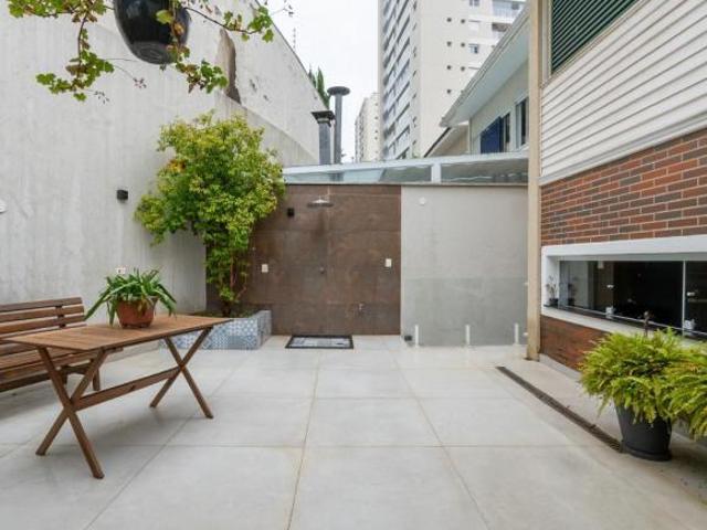 Casa no condomínio New England Condominium para venda com 4 quartos, sendo 4 suítes, 273m² brunozo