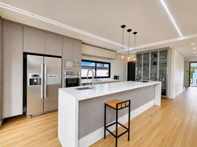 Casa no condomínio New Ville para venda com 3 quartos, sendo 3 suítes, 323m²