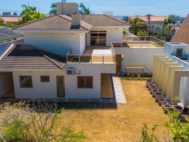 CASA NO CONDOMINIO SOLAR DE BRASILIA TERRENO DUPLO 4 SUITES AREA GOURMET JARDIM BOTANICO, BRASILIA
