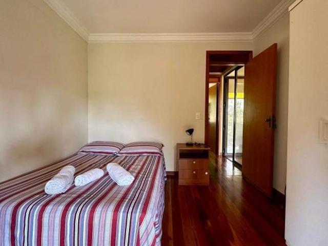 Casa no Condomínio Pasárgada, com 300 metros de área construída em terreno de 4.300 metros, quase to