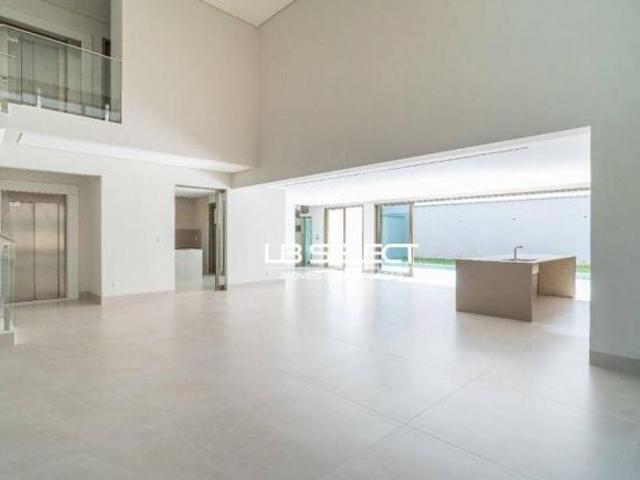 Casa no Condomínio Reserva do Vale com quatro suítes e varanda gourmet completa