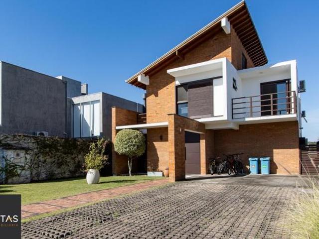 Casa no Condominio Terra Ville. 3 suites, com fundo para o lago