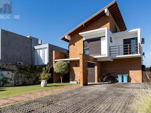 Casa no Condominio Terra Ville. 3 suites, com fundo para o lago