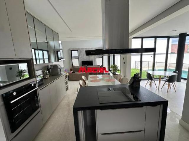 CASA NO CONDOMINIO VERANA COM ACABAMENTO DE PRIMEIRA QUILIDADE, CASA NOVA, DIFERENCIADA, 4 SUITES, A