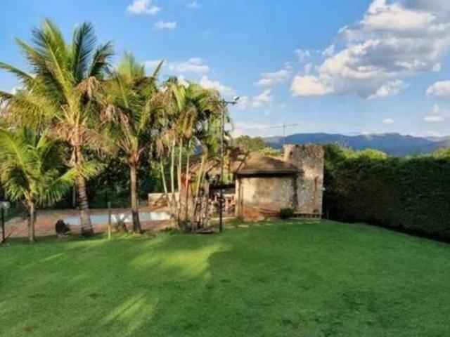 Casa no Condomínio Vila do Ouro com 560m², 3 suítes e vagas para 6 carros Nova Lima