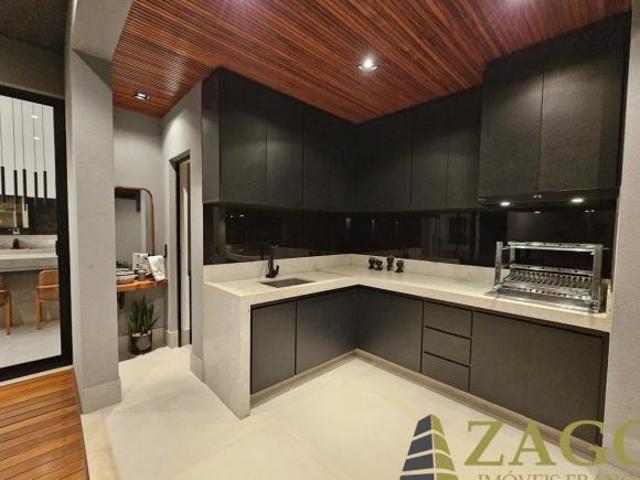 Casa no Condomínio Villa Di Capri por R$ 2.600.000,00