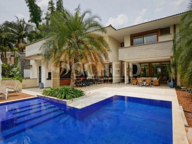 Casa no coração do Alto da Boa Vista em rua fechada