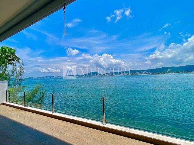 Casa no Guarujá, Condomínio Fechado, Enseada, 3 Quaros, Sendo Suítes e com Varanda Vista Mar Mercu