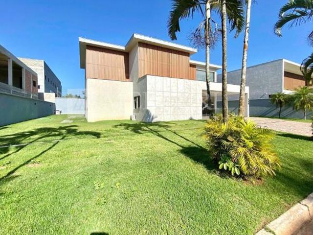 Casa no Guarujá, Condomínio Fechado, 4 Quartos, Sendo 4 Suítes, Piscina com Saúna e Churrasqueira