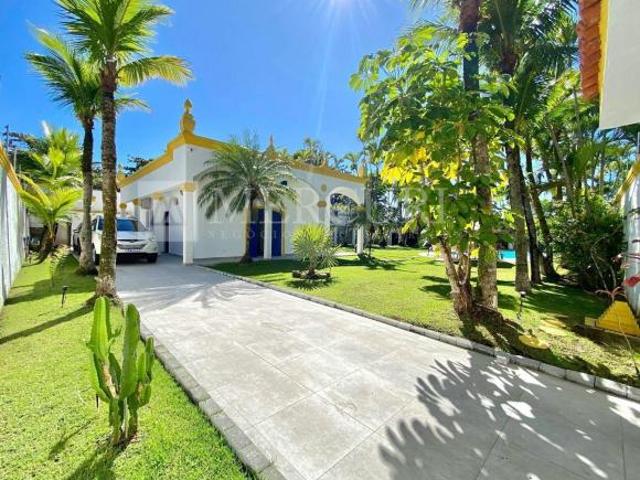 Casa no Guarujá, Balneário Praia do Pernambuco, 6 Quartos, Sendo 5 Suítes, Espaço Gourmet e Piscina