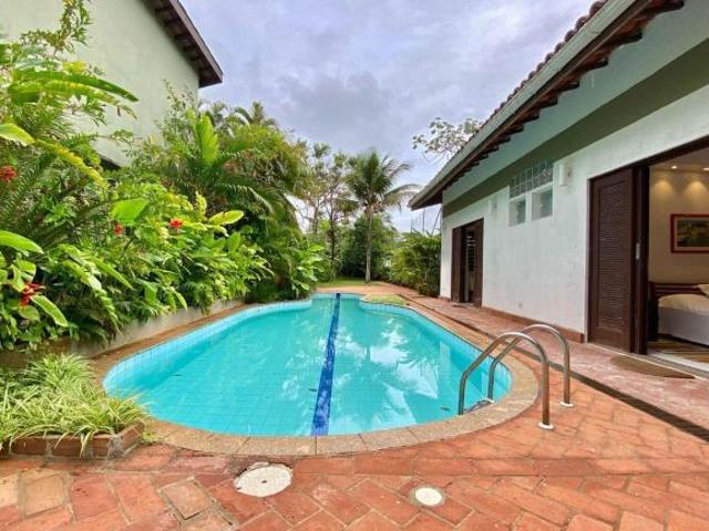Casa no Guarujá, Balneário Praia do Pernambuco, Condomínio Fechado, 3 Suítes e Churrasqueira Mercu