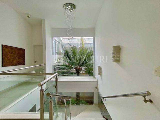 Casa no Guarujá, Enseada, Condomínio Fechado, 3 Quartos, Sendo Suítes, Varanda com Vista para o Mar