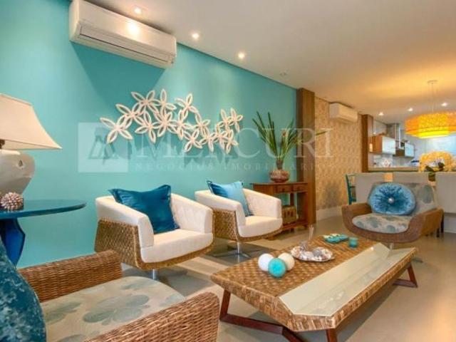 Casa no Guarujá, Enseada, Condomínio Fechado, 4 Quartos, Sendo Suíte e Espaço Goumert com Piscina